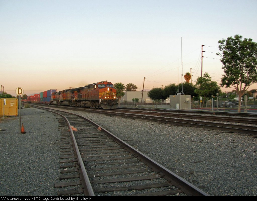 BNSF 4198 leading the only frieght that I saw that night